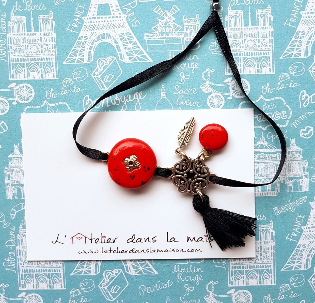 Bracelet médaillon rouge et breloques - Latelierdanslamaison